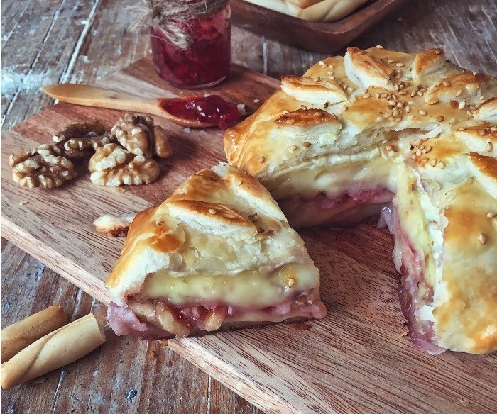 Pan de hojaldre relleno con camembert y dulce de frambuesa - CASAS IDEAS