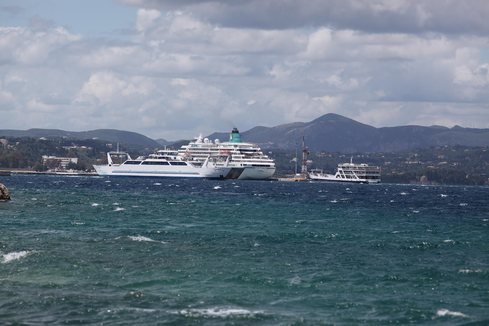 thesshipping: ΕΙΚΟΝΕΣ: ΣΤΗ ΜΠΟΥΚΑ ΤΟΥ ΛΙΜΑΝΙΟΥ ΤΗΣ ΚΕΡΚΥΡΑΣ