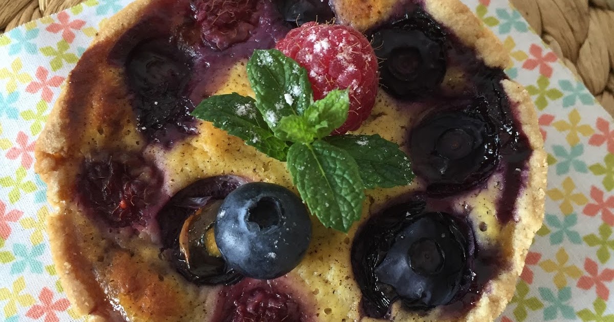 Tarte au fromage blanc et aux fruits rouges.