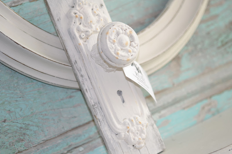 This was such a great find....love the design of the plate and knob!