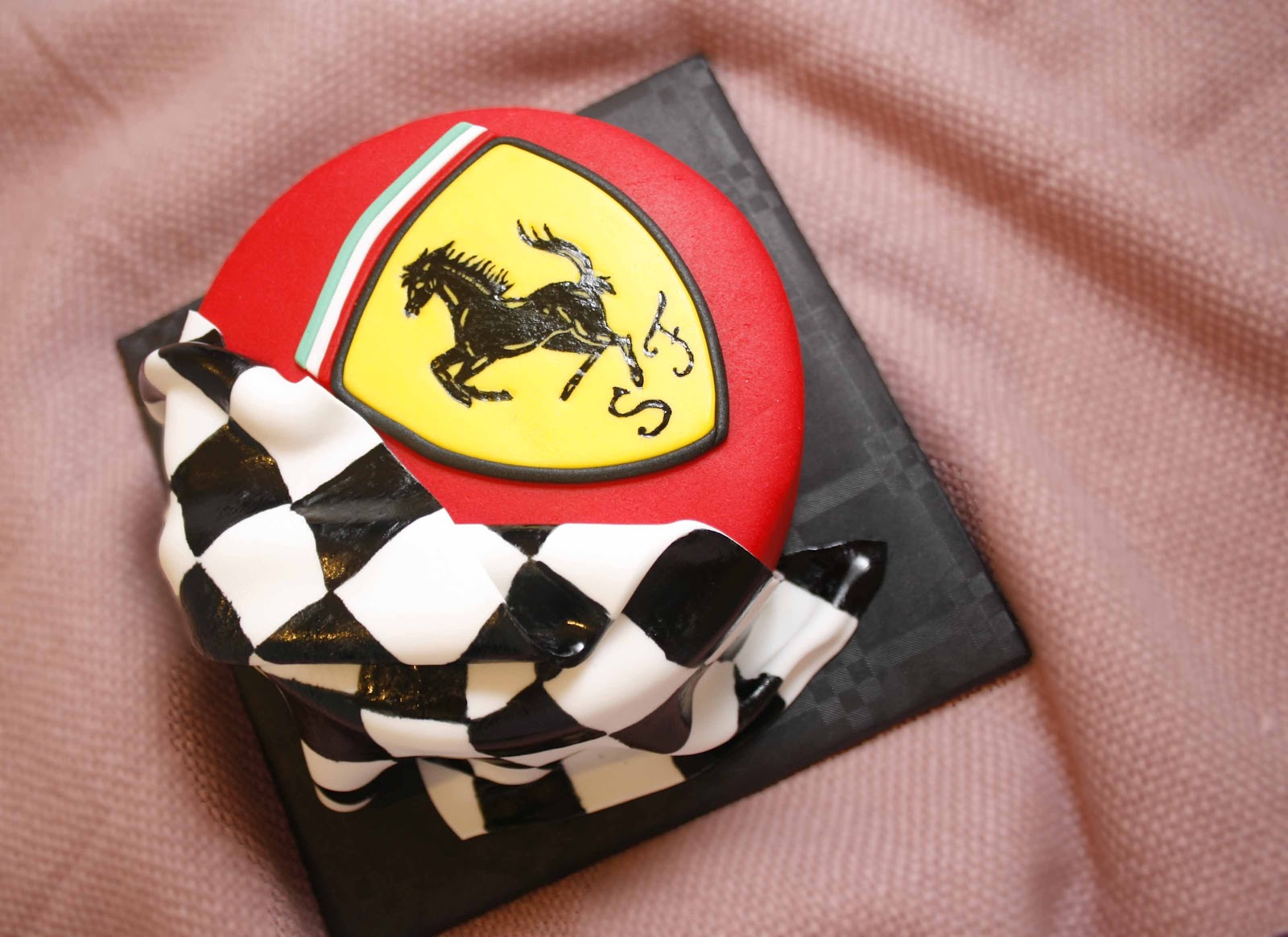 Mary Grace Cups & Cakes: PASTEL DE LA SCUDERIA FERRARI