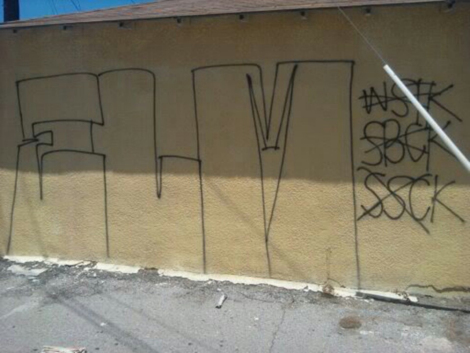 blood gangs graffiti: Elm street piru ( ESP , compton )