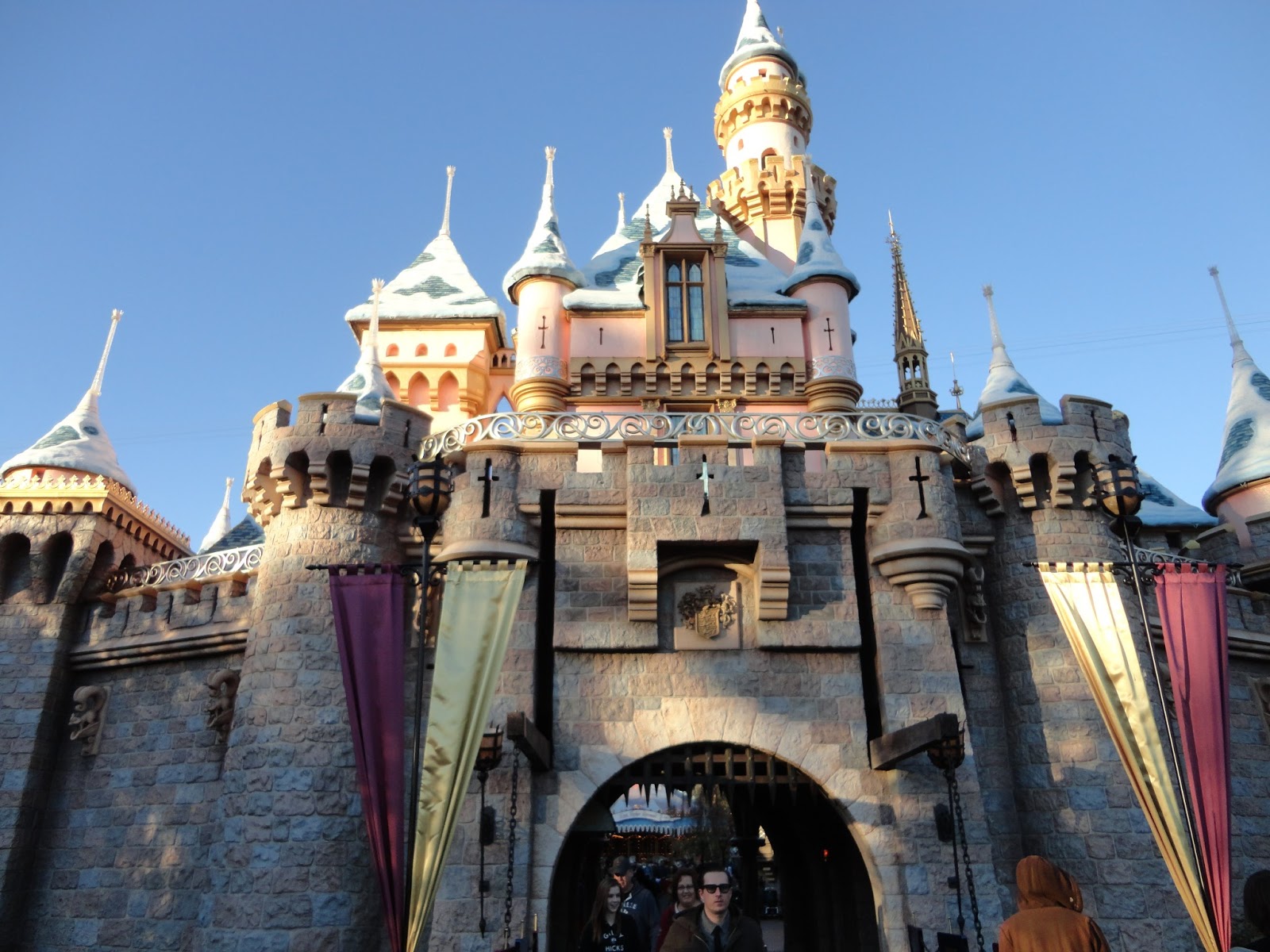 Disneyland: Disneyland Fantasyland Snow White Castle