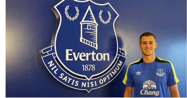 Football News: Official: The Keeper Chris Renshaw to Everton.