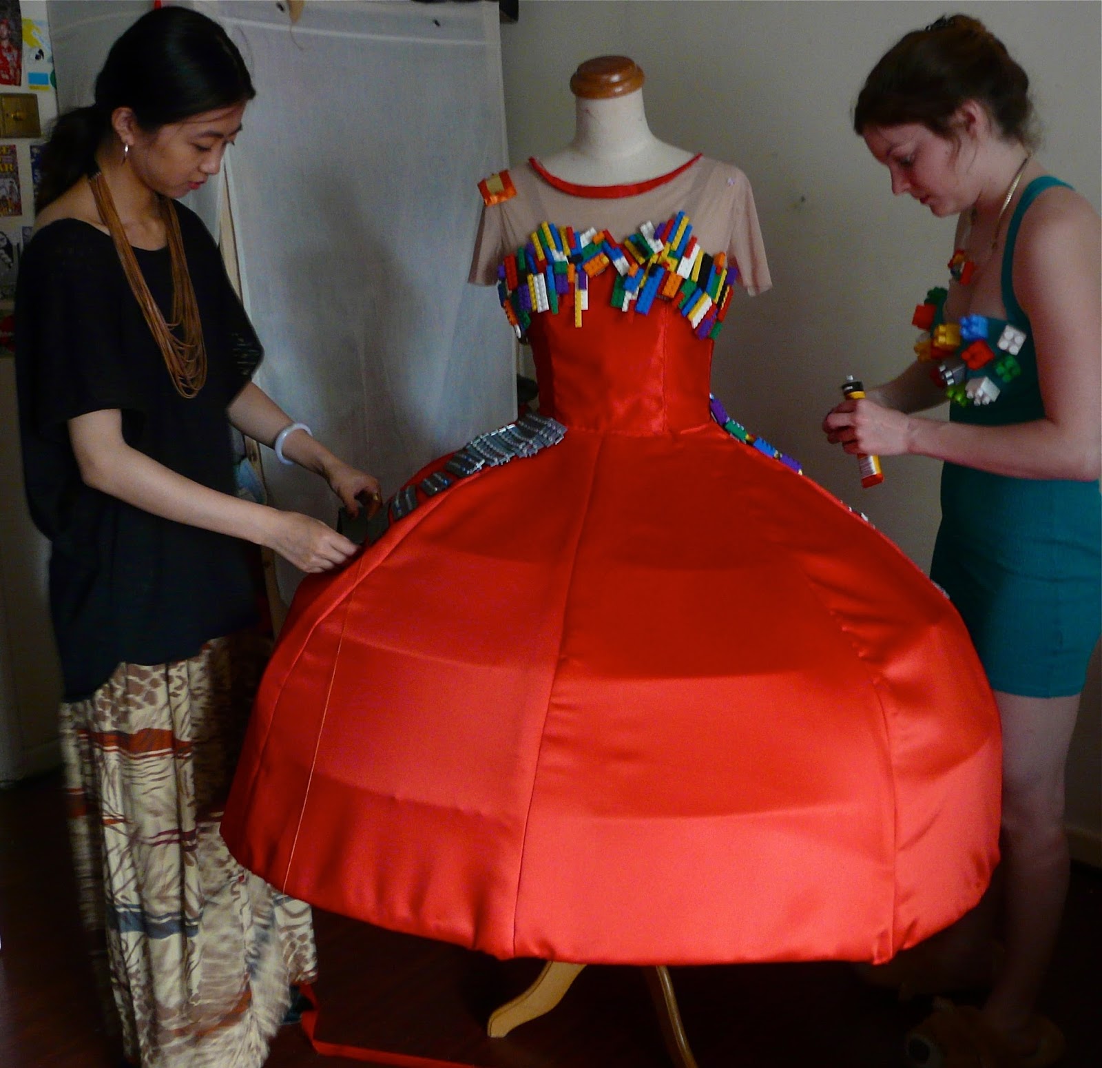 Cycle in Heels : THE LEGO DRESS FOR THE FASHION WEEK