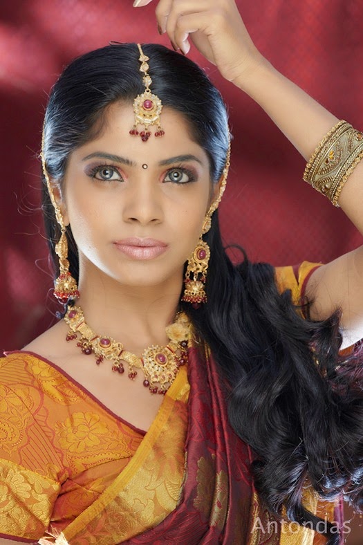 Actress Divya Photo session in saree