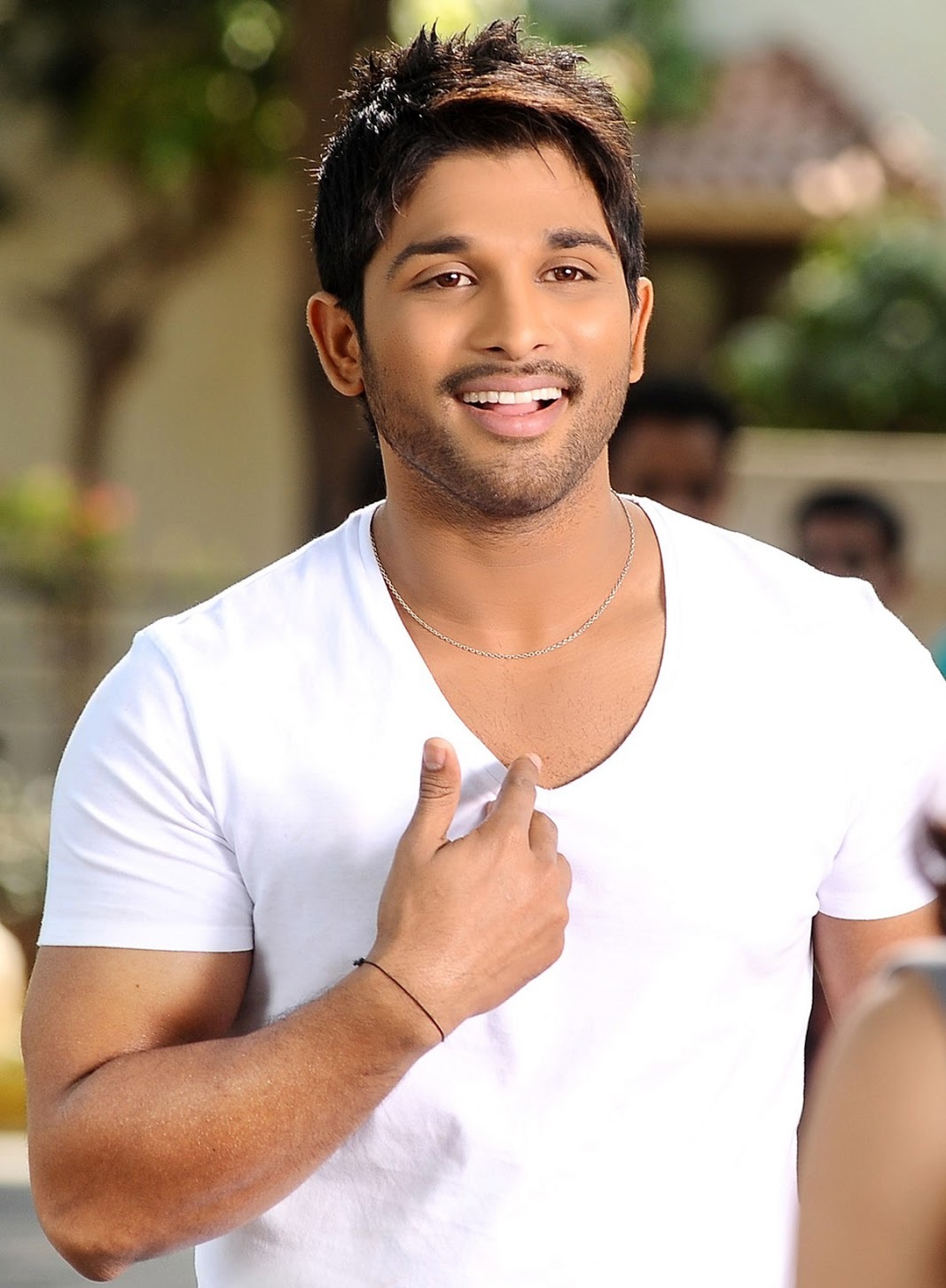 Allu Arjun Wiki, Movies,affairs, Biodata, Contact-info, Family, News, OMG