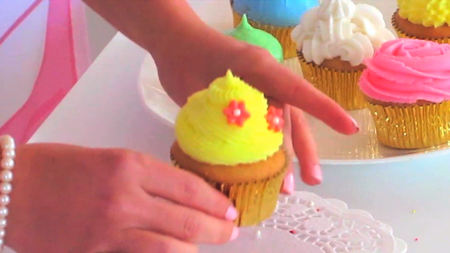 {VIDEO} How To Decorate Fun & Professional Cupcakes At Home | Cupcakes ...