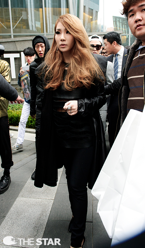 G-Dragon Hits Up Seoul Fashion Week, Takes 2NE1's CL And Friends With Him