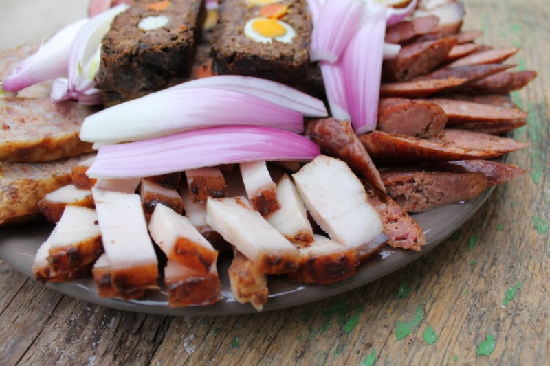 Monya`s ... !!!: Aperitiv 100% romanesc (afumaturi de porc)