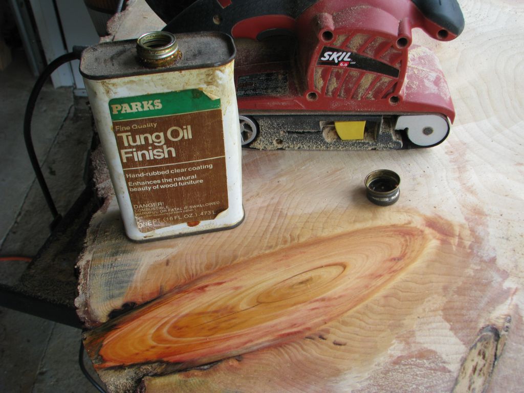 Blue Fish Lodge: Log slice table