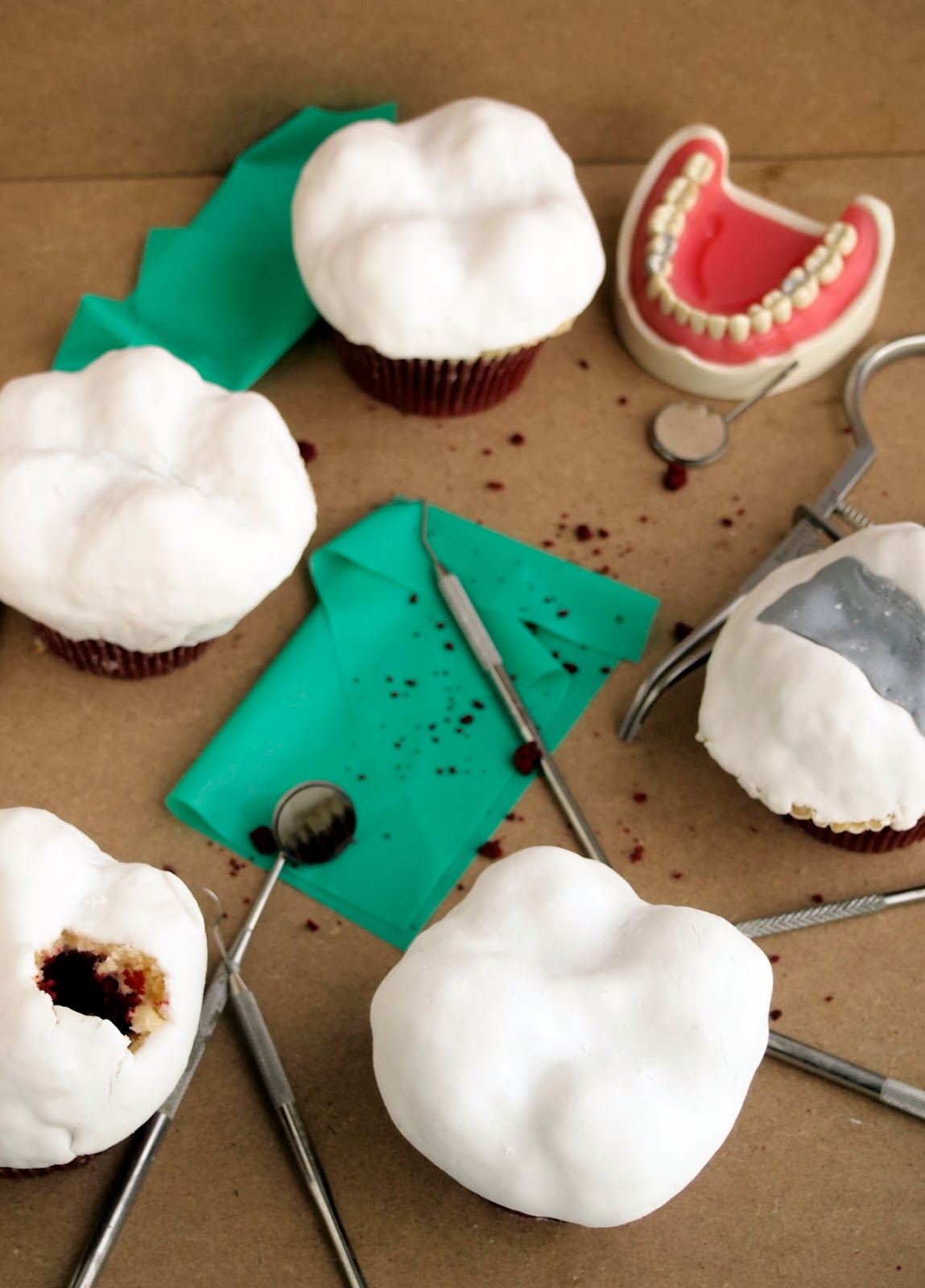 flour & eggs: Tooth cupcake