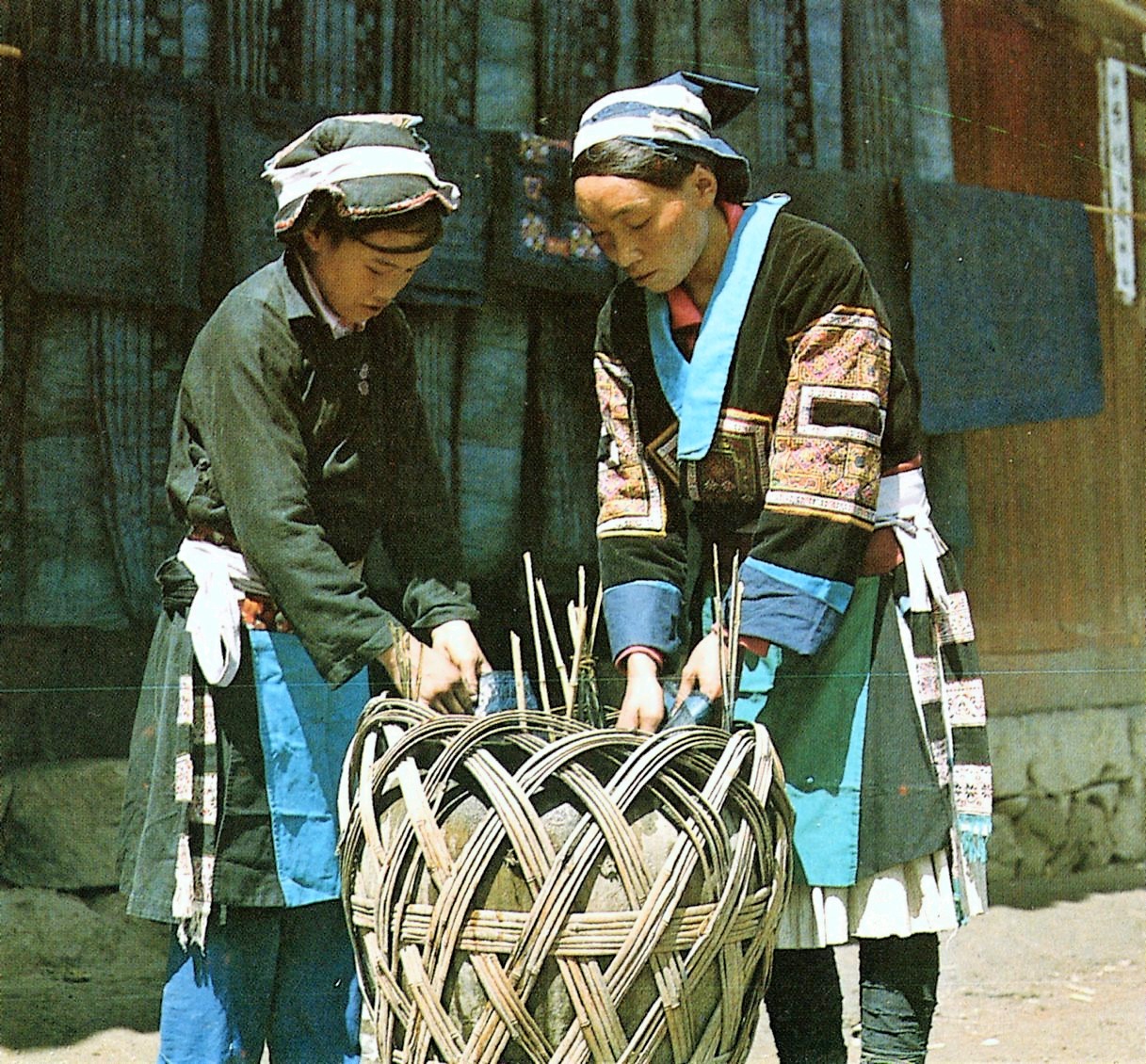 FolkCostume&Embroidery: Introduction to the costumes of the Miao-Yao ...