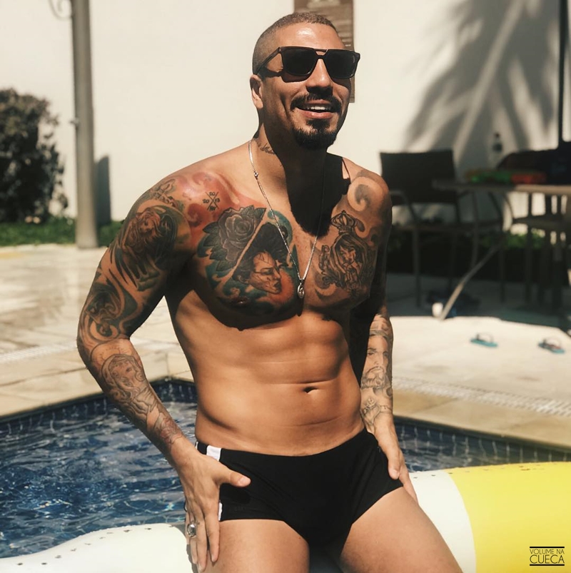 Ex-BBB Fernando Medeiros causa com volume pesado na sunga - Volume na Cueca