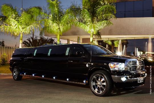 automoveis esportivos: limousines no brasil, Dodge RAM