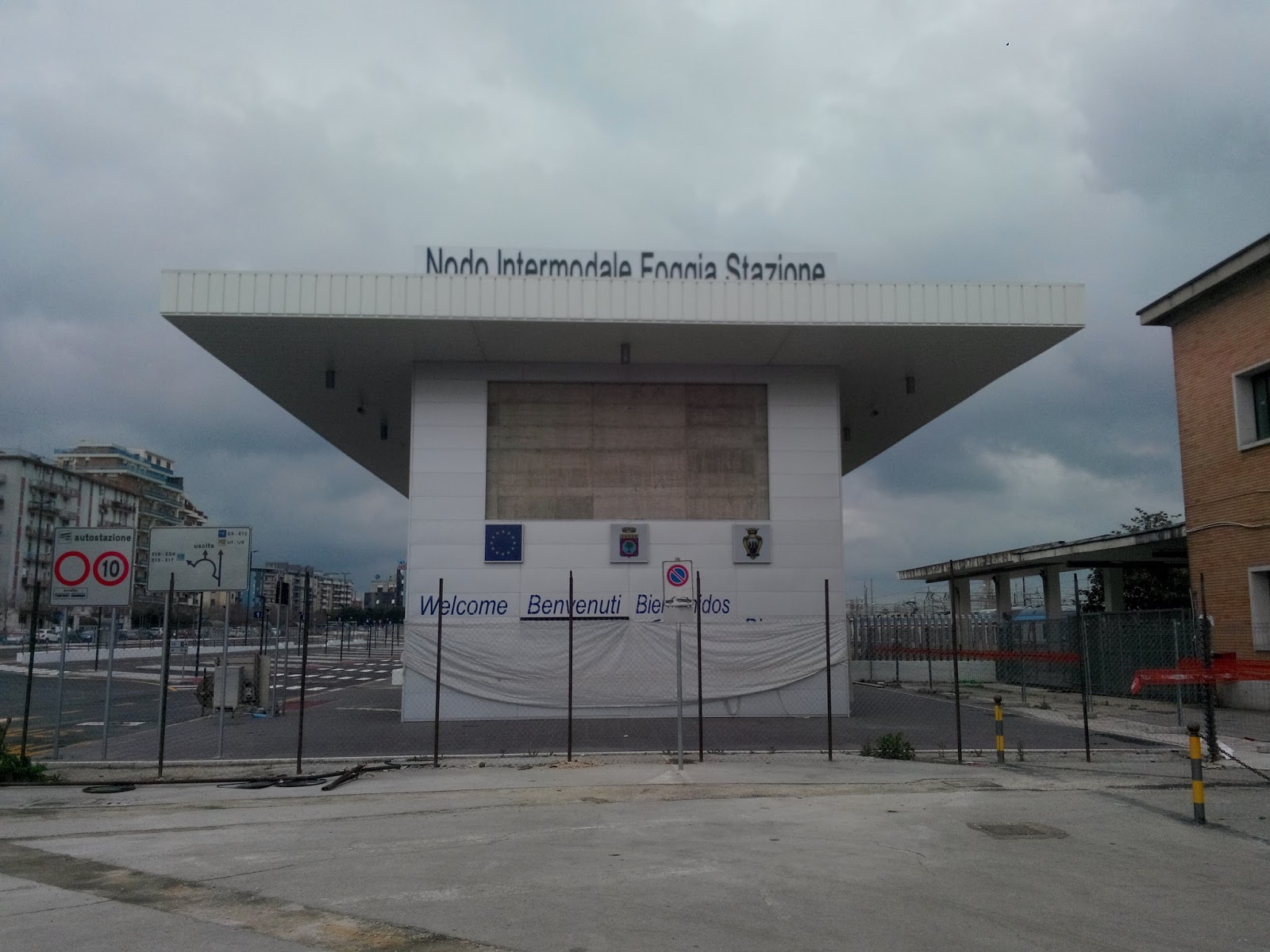 Al terminal bus sia il monumento alle vittime dei bombardamenti, sia ...