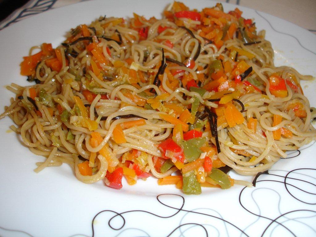 As nossas aventuras vegetarianas: MASSA CHINESA COM LEGUMES E ALGAS