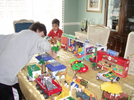 Playmobile, recycled boxes and recycled materials become the basis for ...