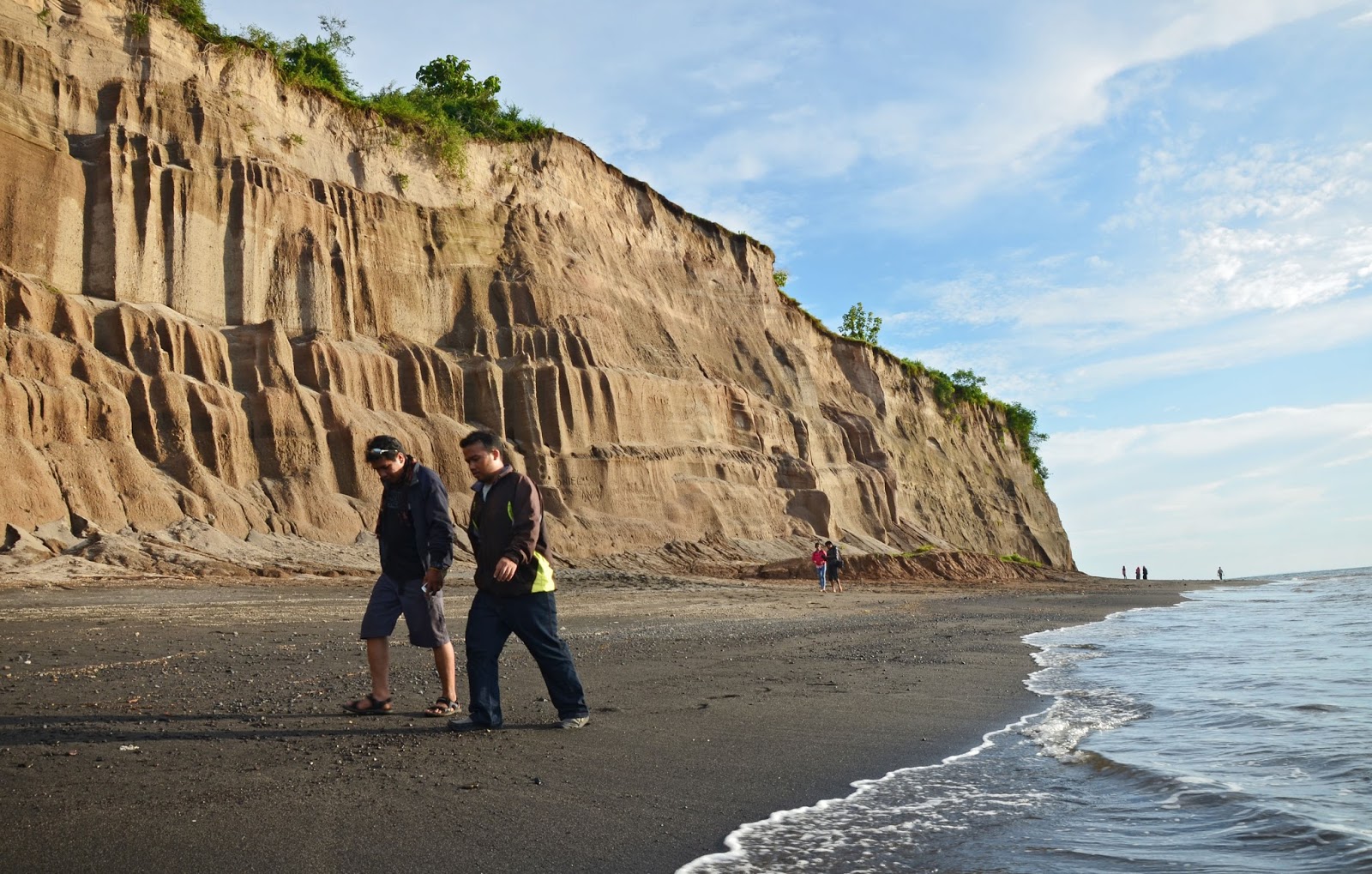 Mencari Jejak Letusan Gunung Samalas di Pantai Tebing Lombok Utara ...