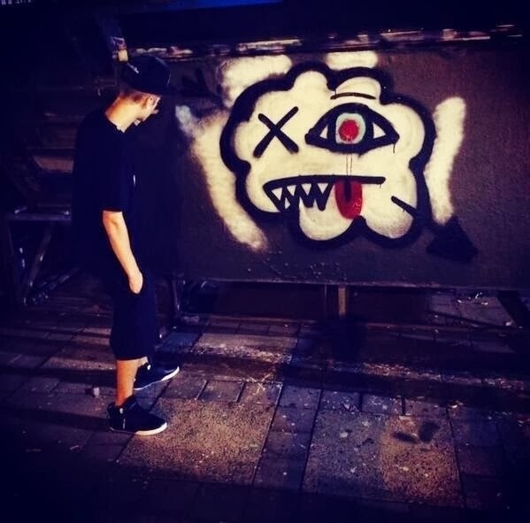 Justin haciendo graffitis de nuevo ~ Justin Bieber Noticias