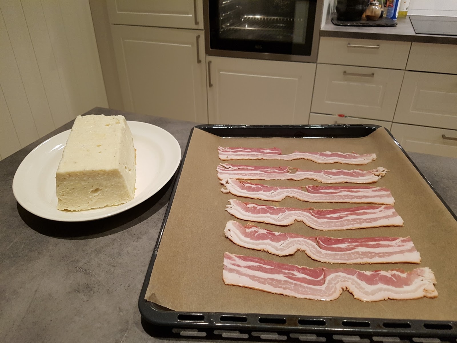 Edels Mat : Stekt hjemmelaget fiskepudding med gulrotstuing og bacon