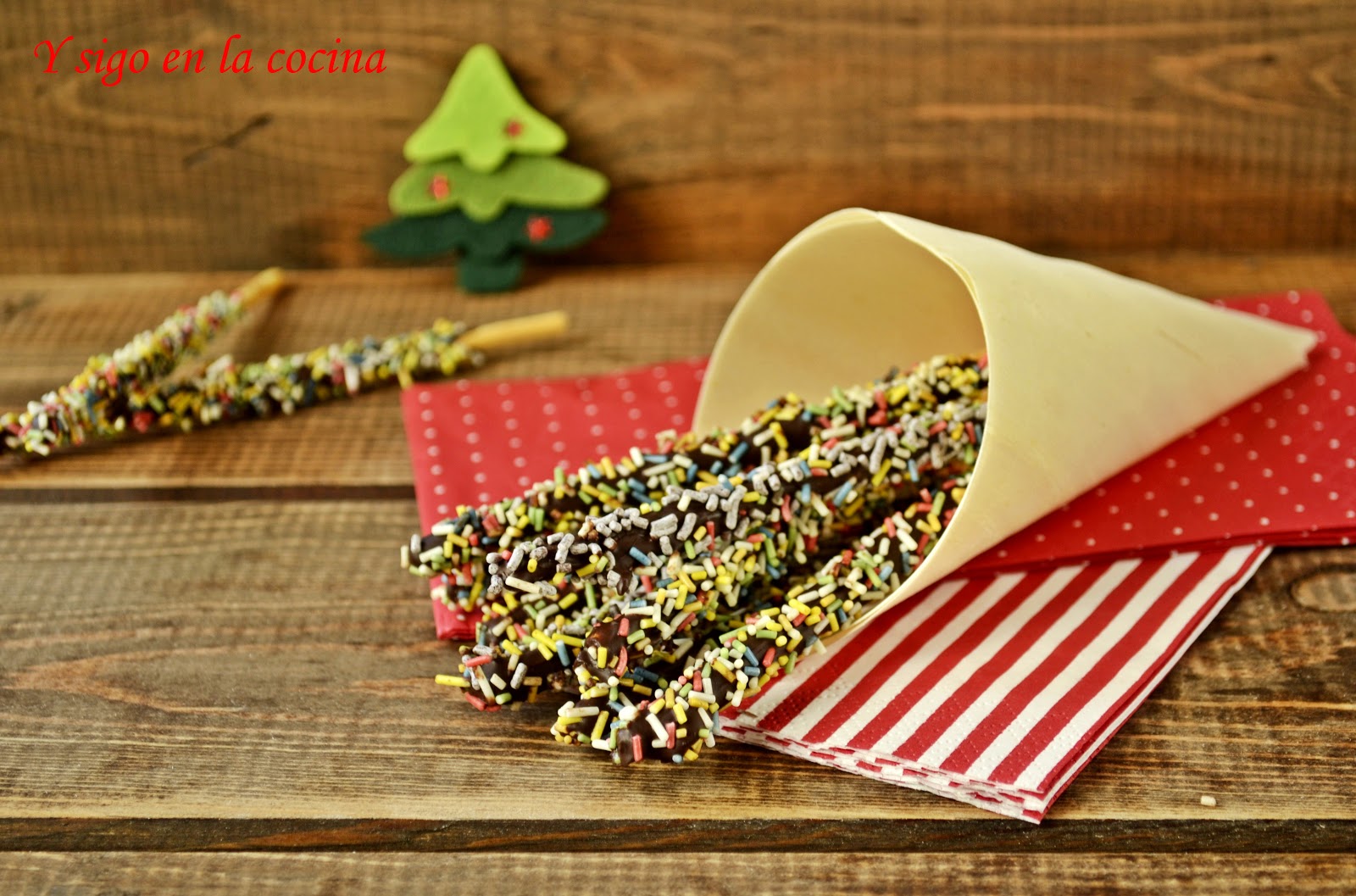 y sigo en la cocina: Palitos de chocolate con grana de colores