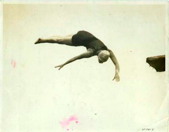 30 Hilarious Vintage Snapshots of People Diving Into Pools or Lakes ...