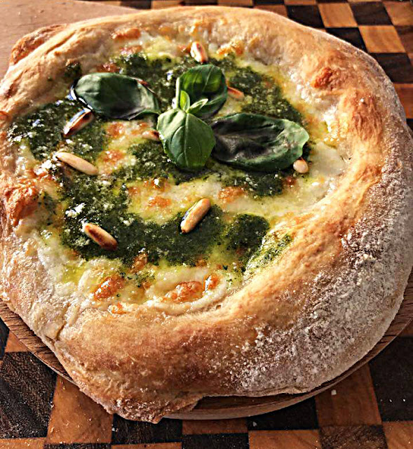 Pizza al pesto con pinoli tostati e pecorino lievitazione 48 ore