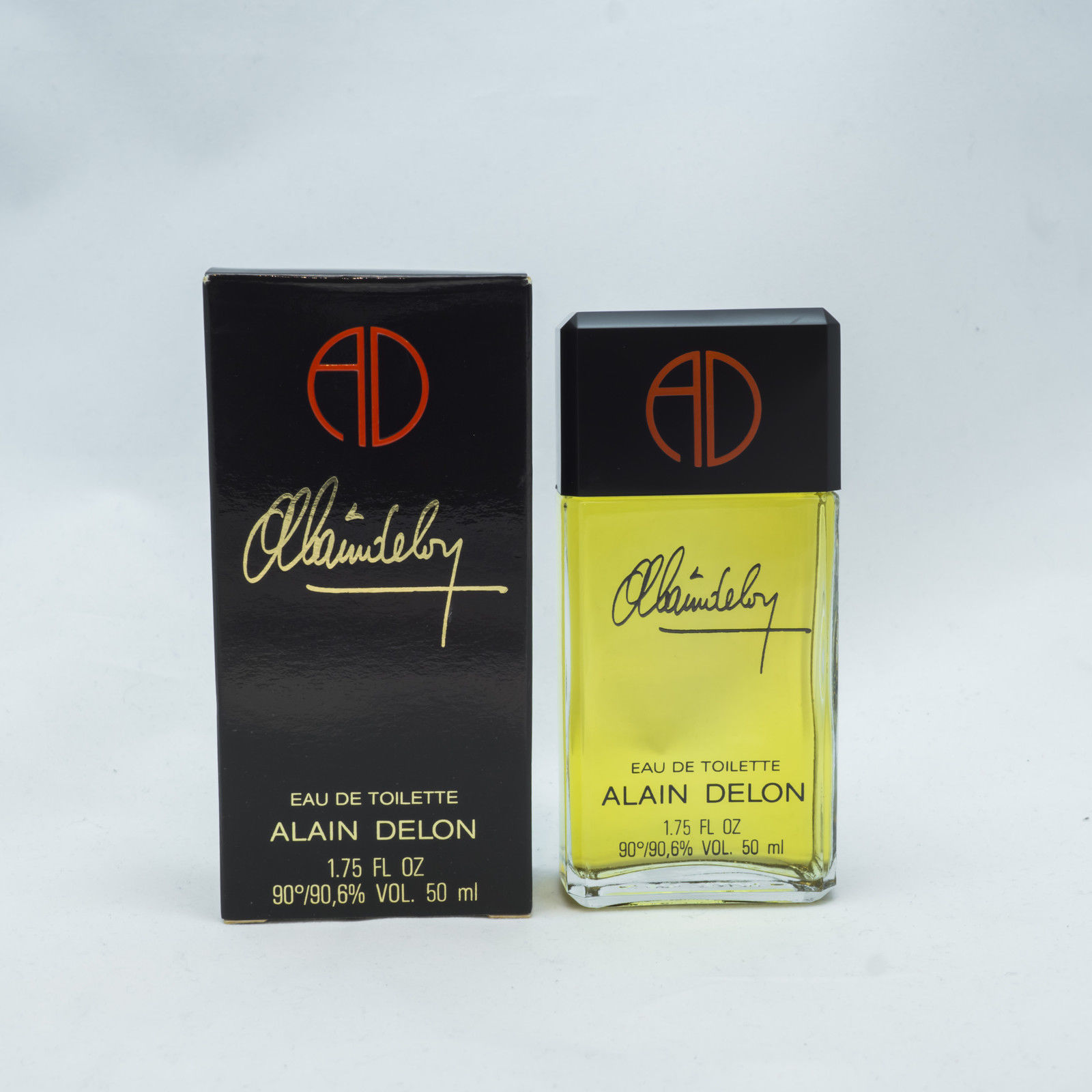 ALAIN DELON: MODELO PUBLICITARIO, EMPRESARIO, DIRECTOR DE CINE Y DISEÑADOR