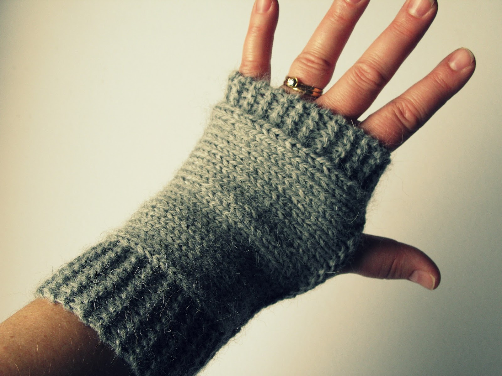 eclectic me: Easy Fingerless Mitts.... eclectic me: Easy Fingerless Mitts....