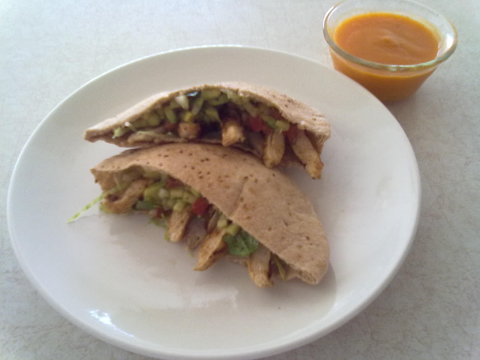 LAS RECETAS DE ANGIE: PITAS RELLENAS DE POLLO Y SALSA FRESCA