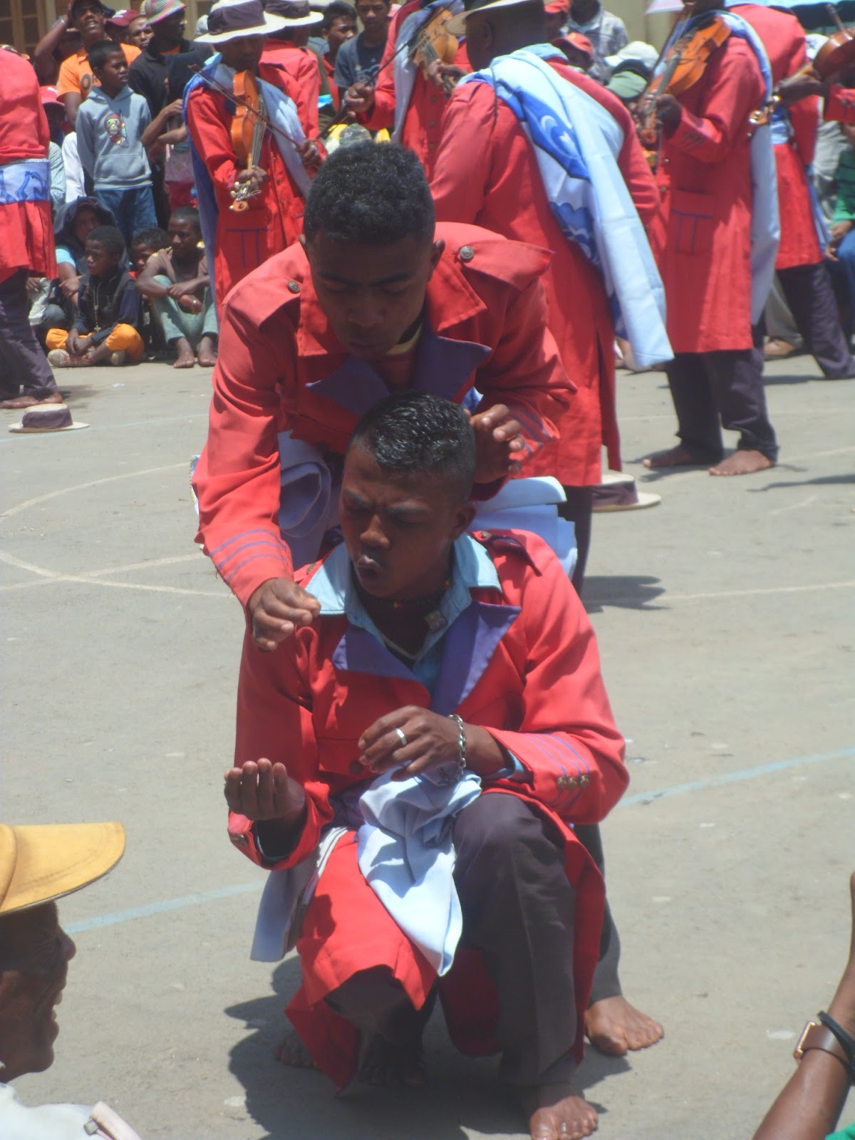 "Hira Gasy : SAHONDRAFININA et RAVELOSON en face à face