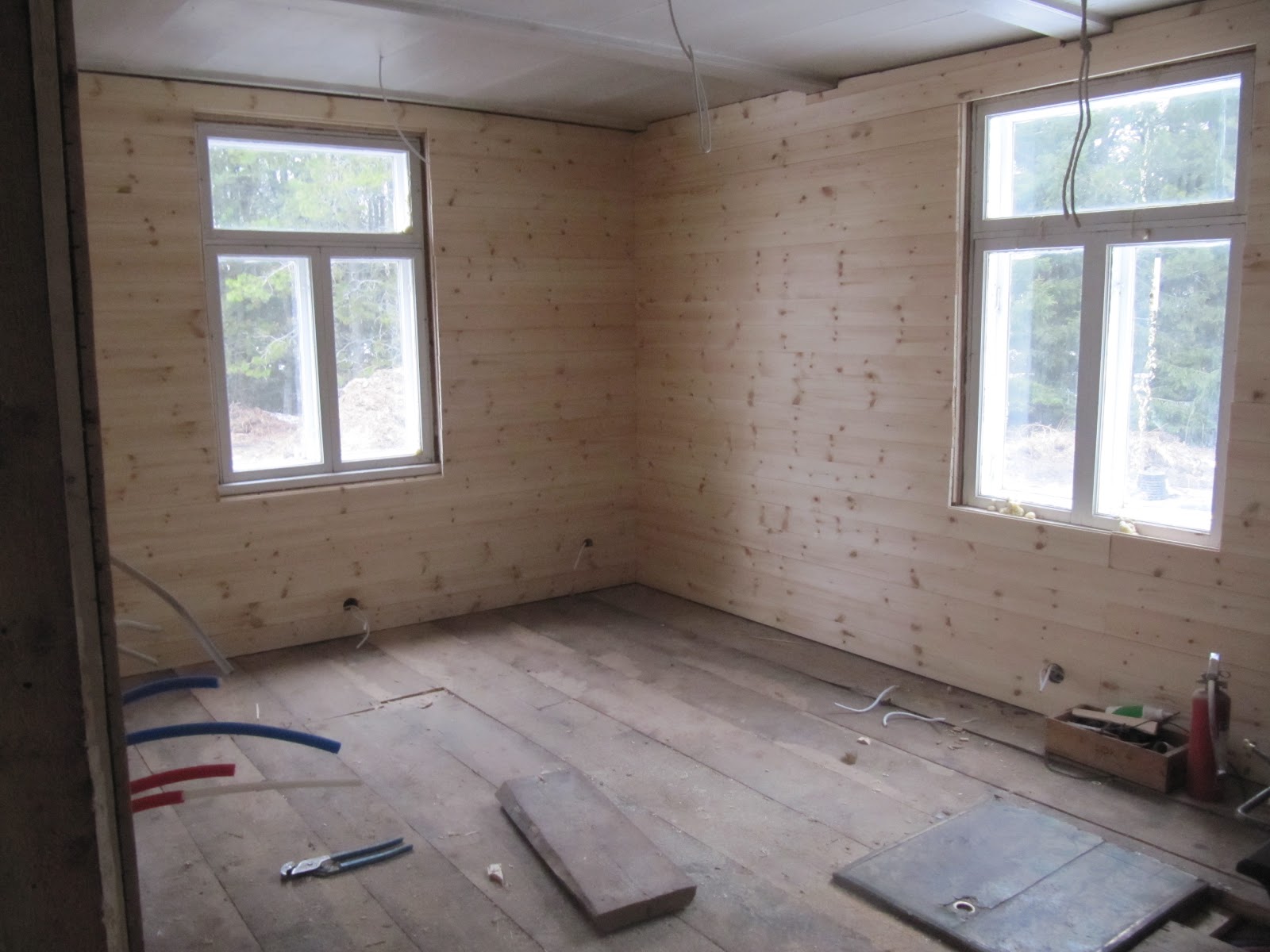 Signes hus: Panel och grävmaskin