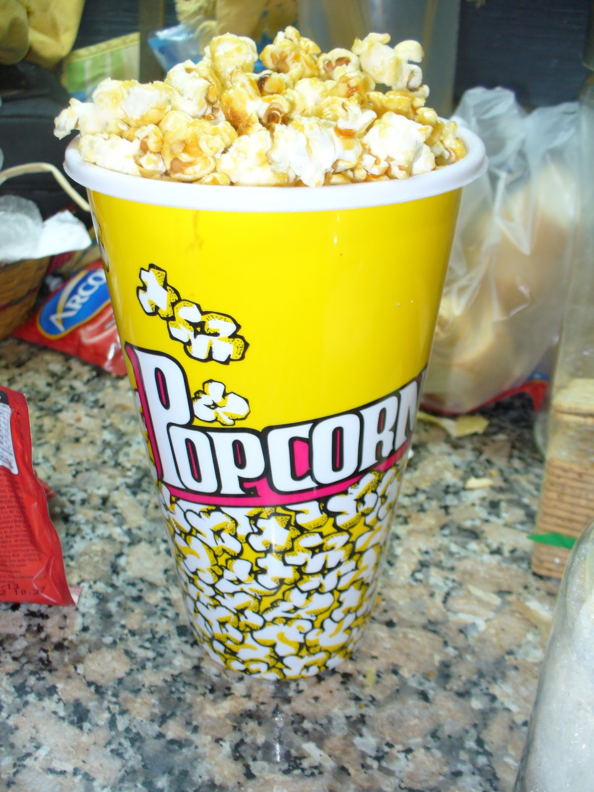 Una casa normal y otra cruzando la cordillera...: Pochoclo acaramelado