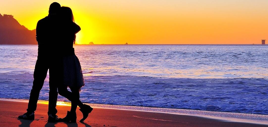 How to Hug Romantically? - Hinapk1