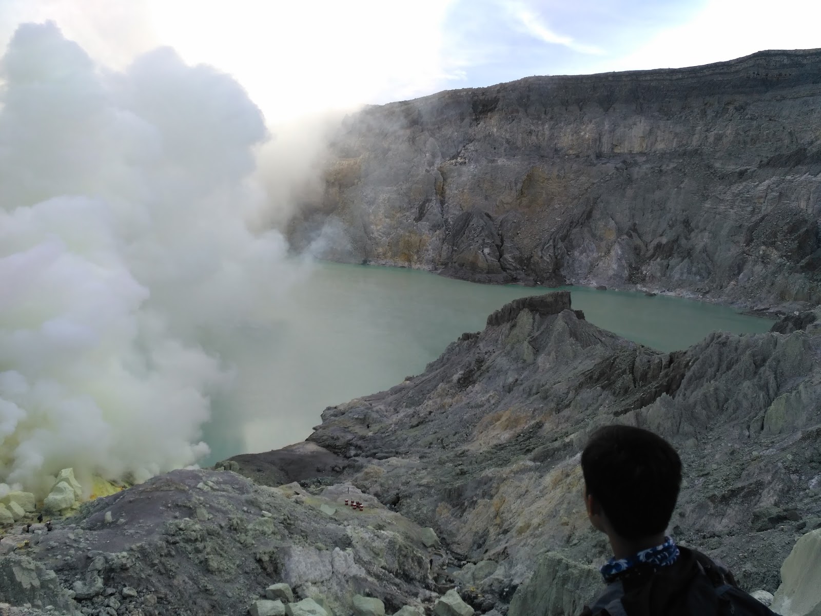 Kawah Ijen : Keindahan Di Balik Danau Belerang
