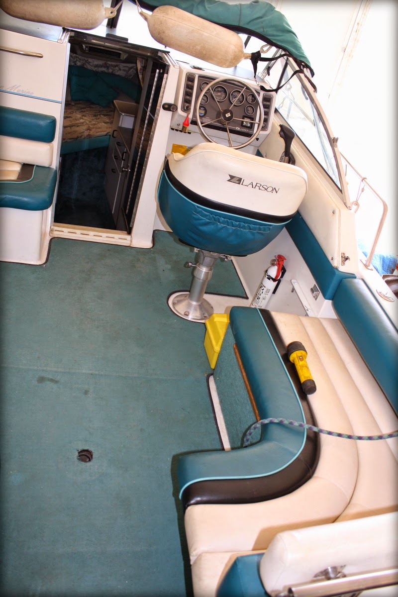 FOR SALE : 1990 25 Ft. Larson Boat San Marino Cuddy Cabin Stored INDOORS