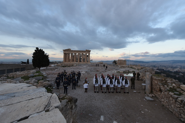 ΕΛΛΑΝΙΑ ΠΥΛΗ: ΙΕΡΟΤΕΛΕΣΤΙΑ στην Ακρόπολη! Η πρώτη έπαρση Σημαίας για το ...