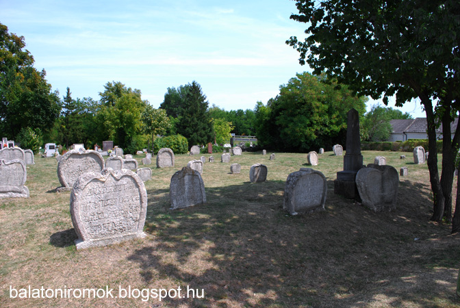 Balatoni romok: Balatonudvari védett temető szív alakú sírokkal