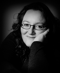 Quick Book Reviews: “Into the Darkest Corner” by Elizabeth Haynes – The ...