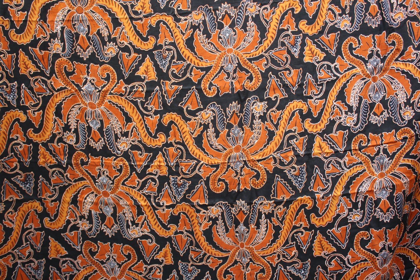 Ariyani Butik Batik Tulis: Bahan batik tulis sutera
