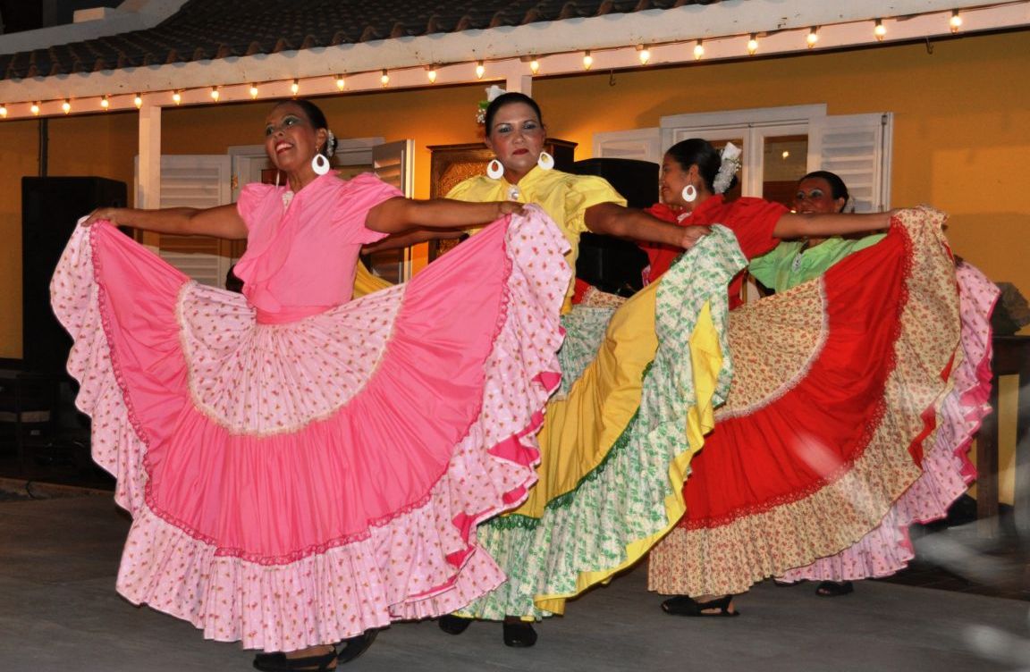 walking distance & et cetera -: Aruba Traditional Clothing