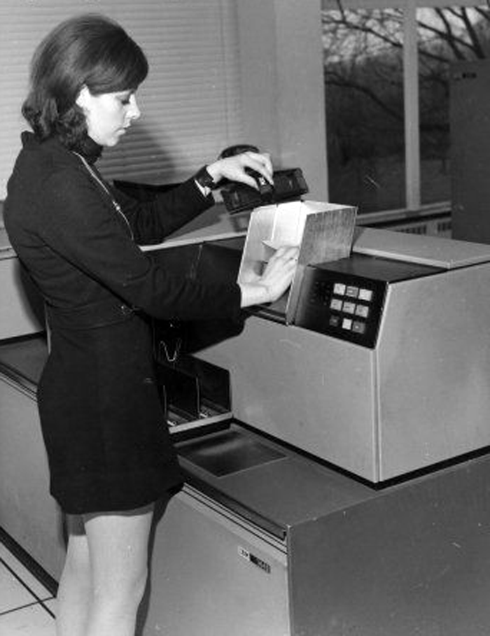 38 Vintage Photos of Women in Miniskirts at Huge Computers in the 1970s ...