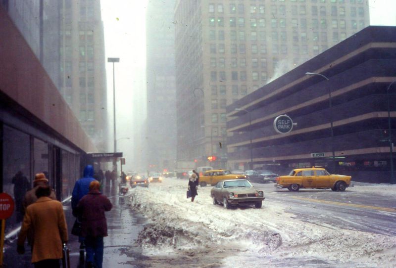 56 Fascinating Photos That Capture Street Scenes of Chicago in the ...
