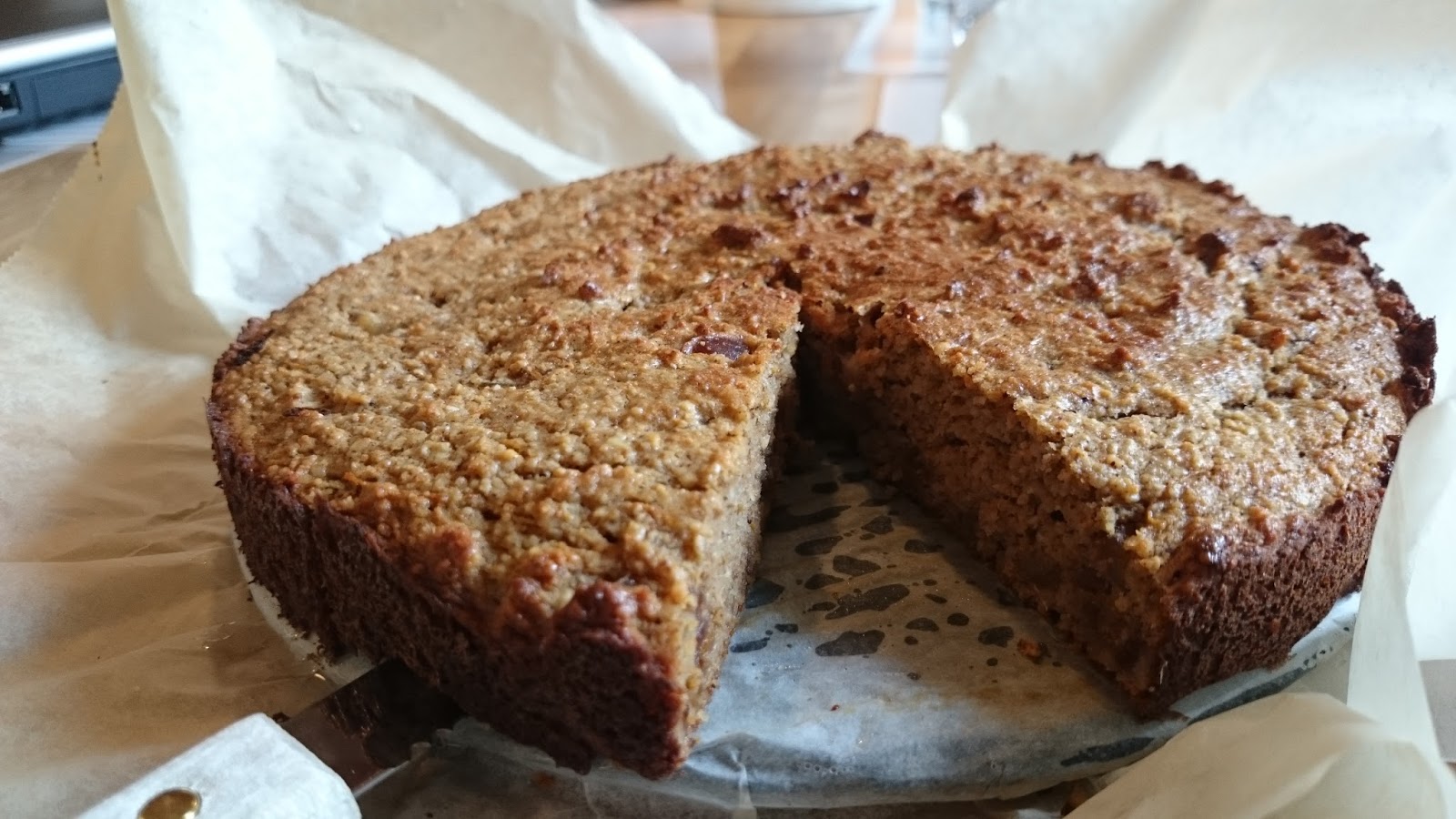 Mjuk pepparkaka med riven morot och dadlar