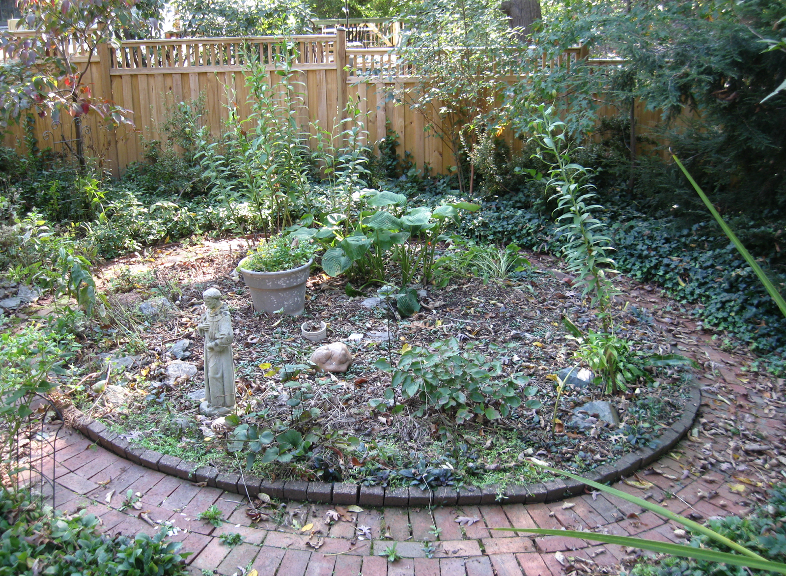randuwa: My Circle Garden Facelift!