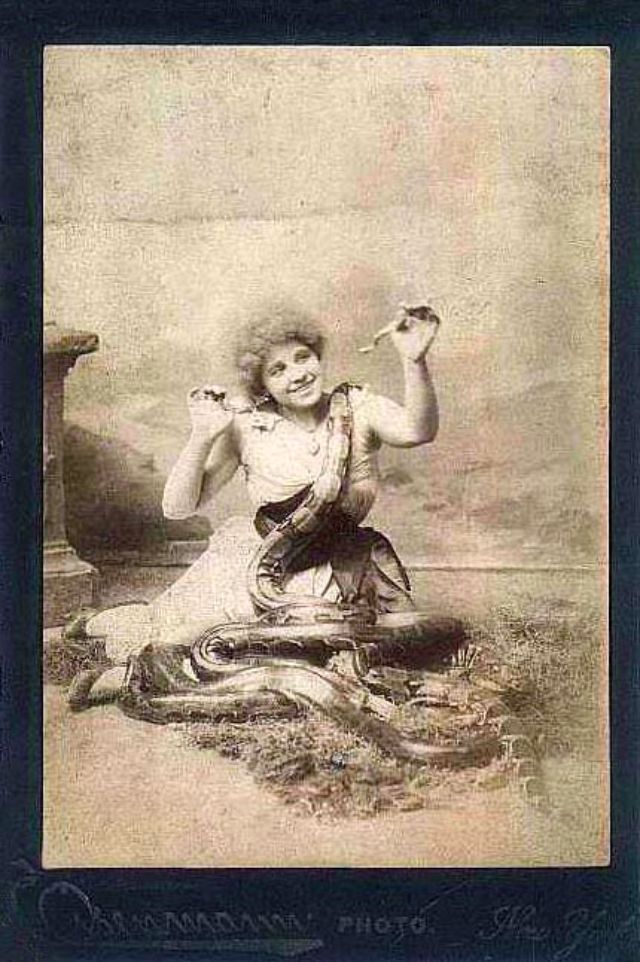 33 Amazing Vintage Photos of Female Circus Snake Charmers From the ...