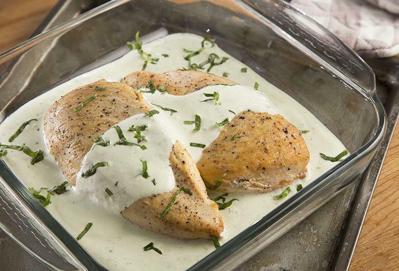 Crema de cilantro sobre pollo