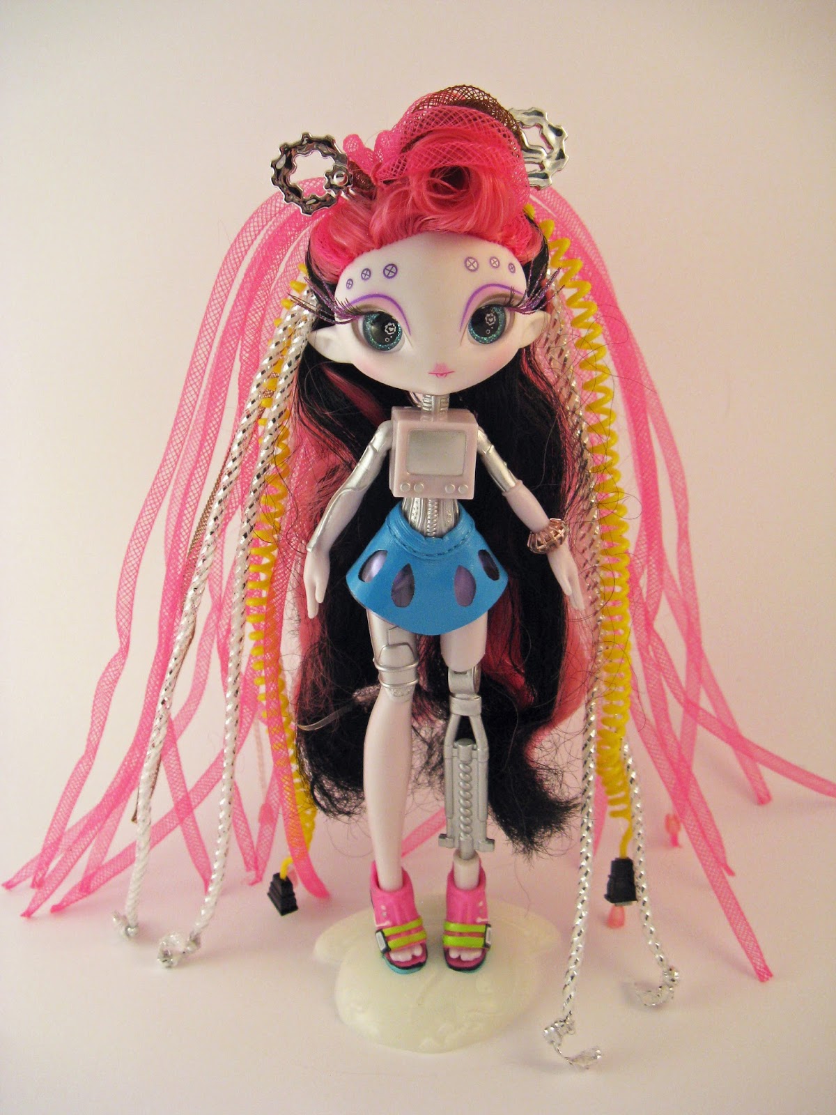 Elegantly Odd: Toy Review - Novi Stars 'Curl N' Coil' Tily Vizon