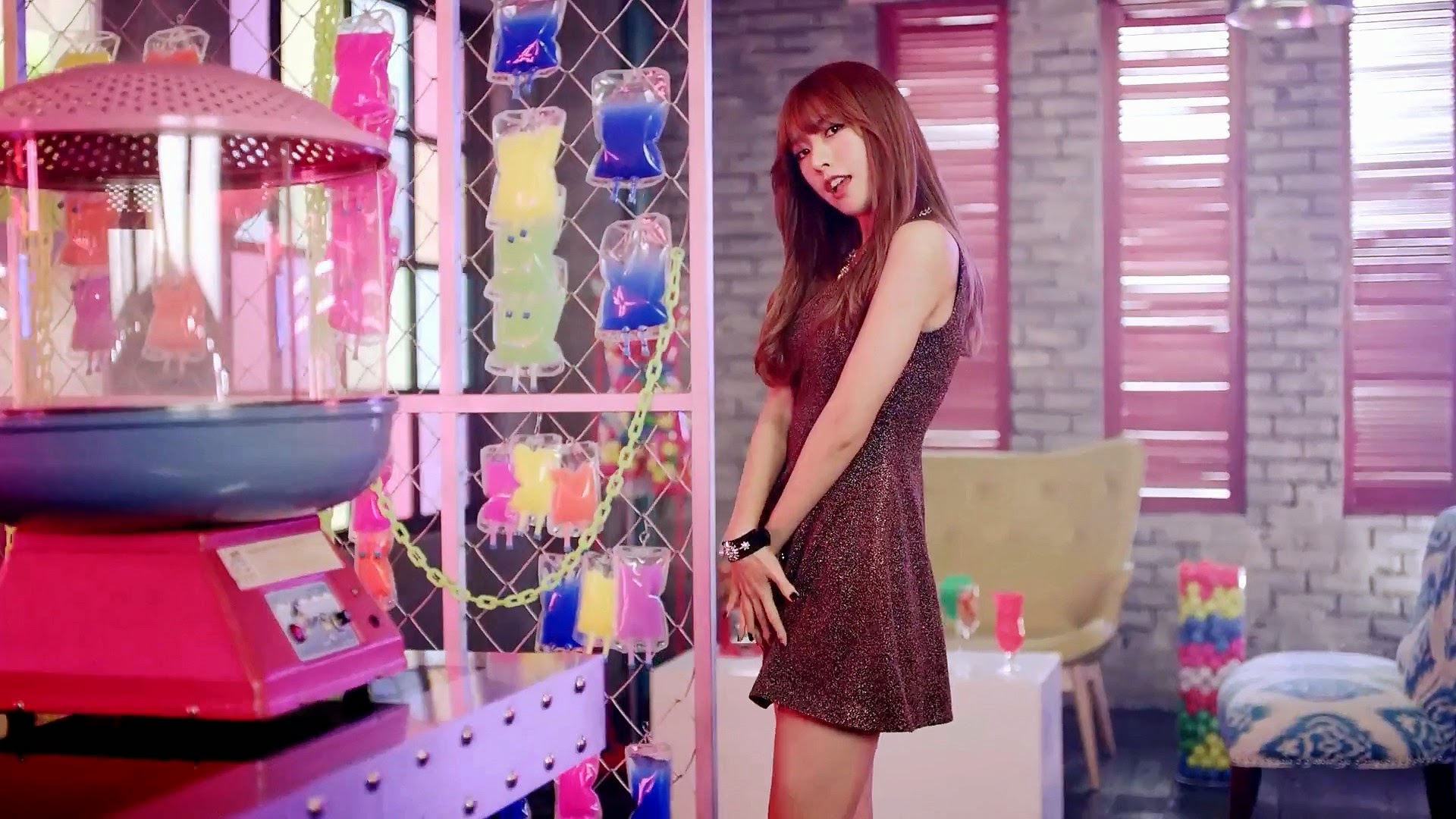 HelloVenus: StickySticky MV +who-is-who | I say myeolchi // k-pop in greek